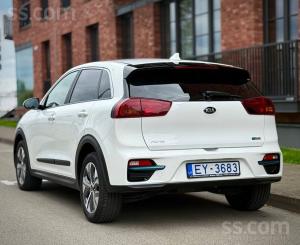 White Kia Niro 2021 in Riga, with an engine capacity of 1.60 L and mileage of 50 thousand km for 14900 €, photo 4 on AUTOMOTO.COM.LV