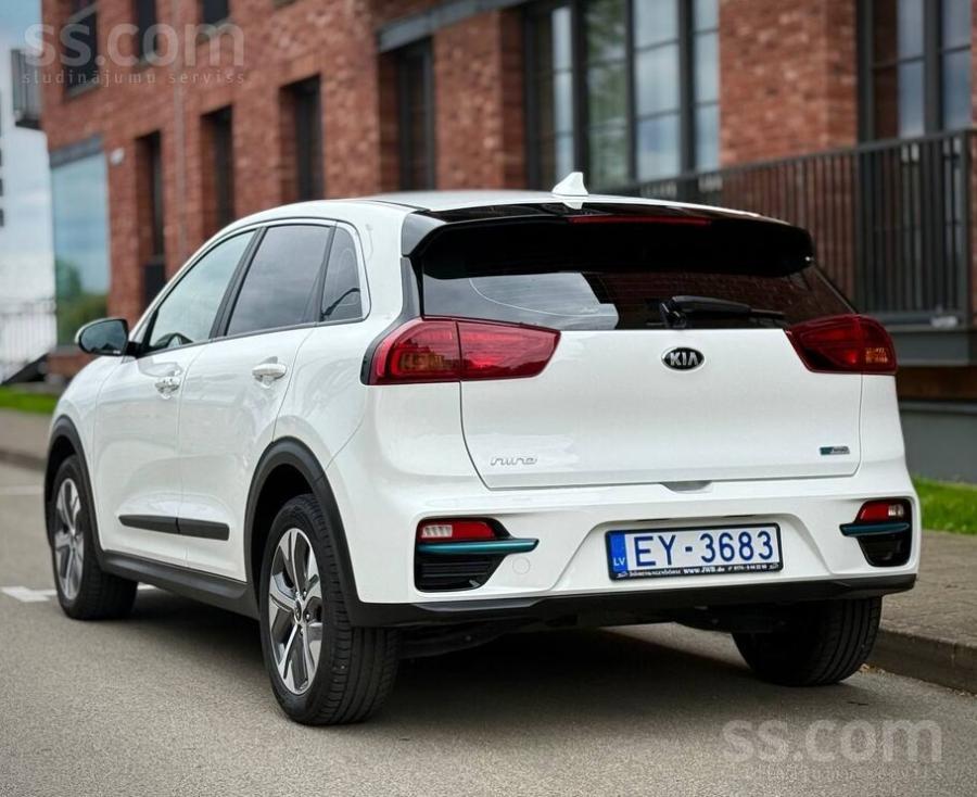 White Kia Niro 2021 in Riga, with an engine capacity of 1.60 L and mileage of 50 thousand km for 14900 €, photo 4 on AUTOMOTO.COM.LV
