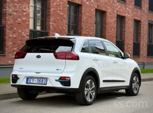 White Kia Niro 2021 in Riga, with an engine capacity of 1.60 L and mileage of 50 thousand km for 14900 €, photo 5 on AUTOMOTO.COM.LV
