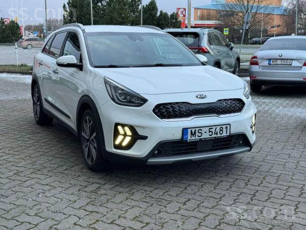 White Kia Niro 2021 in Riga, with an engine capacity of 1.60 L and mileage of 121 thousand km for 16850 €, photo 1 on AUTOMOTO.COM.LV