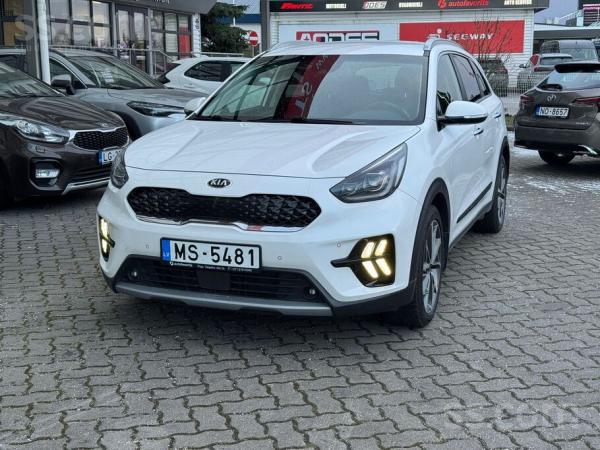 White Kia Niro 2021 in Riga, with an engine capacity of 1.60 L and mileage of 121 thousand km for 16850 €, photo 2 on AUTOMOTO.COM.LV