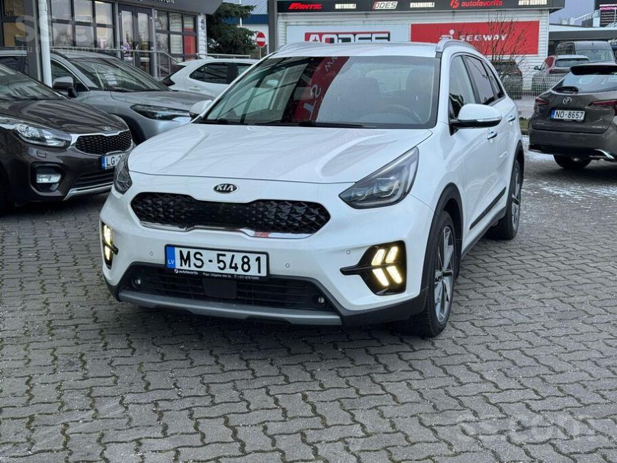 White Kia Niro 2021 in Riga, with an engine capacity of 1.60 L and mileage of 121 thousand km for 16850 €, photo 2 on AUTOMOTO.COM.LV