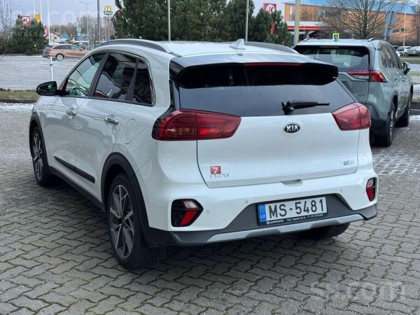 White Kia Niro 2021 in Riga, with an engine capacity of 1.60 L and mileage of 121 thousand km for 16850 €, photo 3 on AUTOMOTO.COM.LV