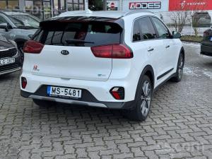 White Kia Niro 2021 in Riga, with an engine capacity of 1.60 L and mileage of 121 thousand km for 16850 €, photo 4 on AUTOMOTO.COM.LV