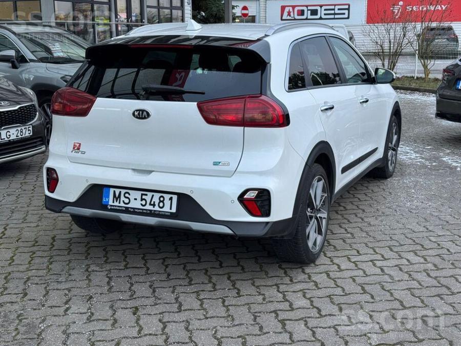 White Kia Niro 2021 in Riga, with an engine capacity of 1.60 L and mileage of 121 thousand km for 16850 €, photo 4 on AUTOMOTO.COM.LV