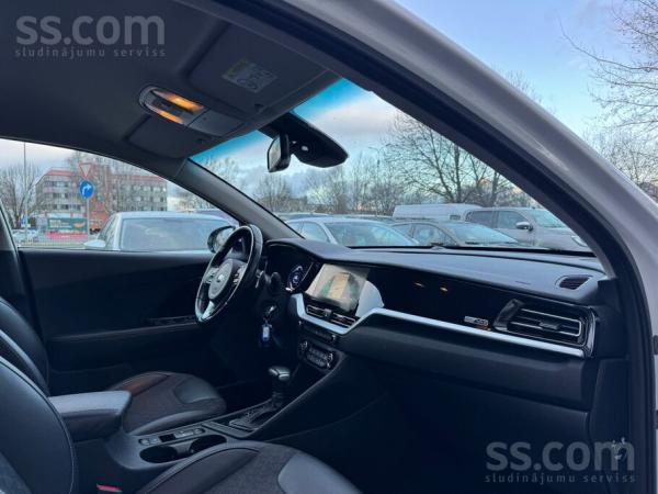 White Kia Niro 2021 in Riga, with an engine capacity of 1.60 L and mileage of 121 thousand km for 16850 €, photo 6 on AUTOMOTO.COM.LV