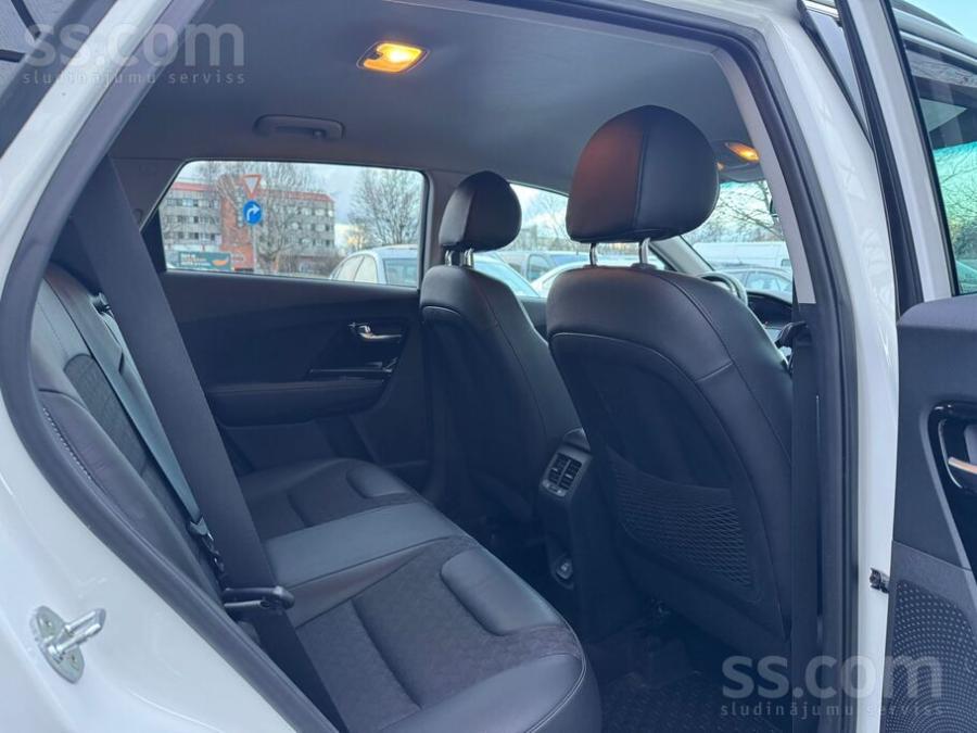 White Kia Niro 2021 in Riga, with an engine capacity of 1.60 L and mileage of 121 thousand km for 16850 €, photo 7 on AUTOMOTO.COM.LV