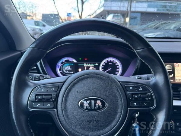 White Kia Niro 2021 in Riga, with an engine capacity of 1.60 L and mileage of 121 thousand km for 16850 €, photo 8 on AUTOMOTO.COM.LV