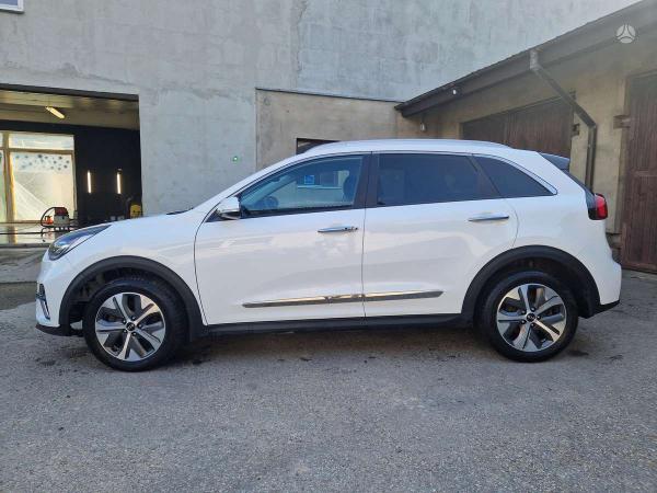 White Kia Niro 2021 in Panevezys, with an engine capacity of 0.00 L and mileage of 80 thousand km for 11590 €, photo 3 on AUTOMOTO.COM.LV