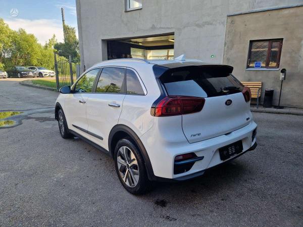 White Kia Niro 2021 in Panevezys, with an engine capacity of 0.00 L and mileage of 80 thousand km for 11590 €, photo 4 on AUTOMOTO.COM.LV