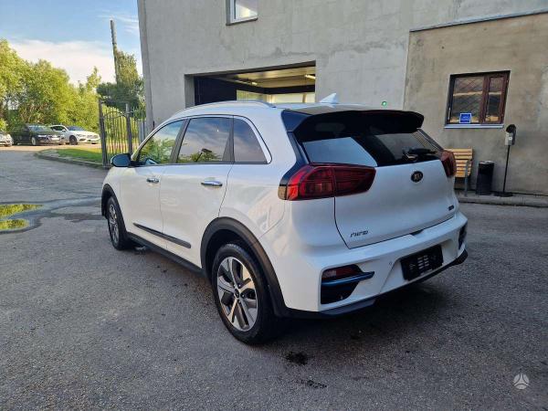 White Kia Niro 2021 in Panevezys, with an engine capacity of 0.00 L and mileage of 80 thousand km for 11590 €, photo 5 on AUTOMOTO.COM.LV