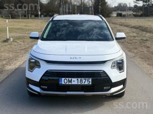 White Kia Niro 2022 in Riga, with an engine capacity of 1.60 L and mileage of 47 thousand km for 21900 €, photo 3 on AUTOMOTO.COM.LV