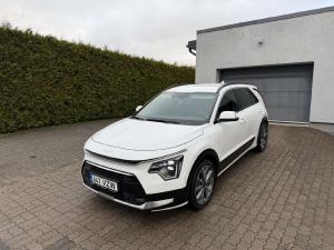 White Kia Niro 2024 in Parnu, with an engine capacity of 0.00 L and mileage of 21 thousand km for 24900 €, photo  on AUTOMOTO.COM.LV