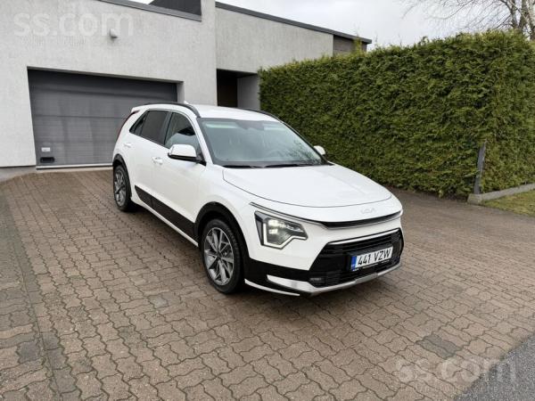 White Kia Niro 2024 in Tallinn, with an engine capacity of 1.60 L and mileage of 21 thousand km for 23900 €, photo 2 on AUTOMOTO.COM.LV