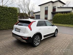 Balts Kia Niro 2024 Tallina, ar dzinēja tilpumu 1.60 L un nobraukumu 21 tūkst. km par 23900 €, foto 3 vietnē AUTOMOTO.COM.LV