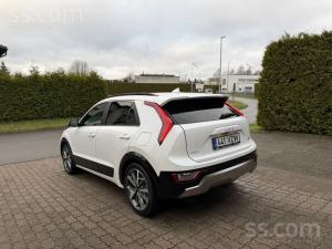 Balts Kia Niro 2024 Tallina, ar dzinēja tilpumu 1.60 L un nobraukumu 21 tūkst. km par 23900 €, foto 4 vietnē AUTOMOTO.COM.LV