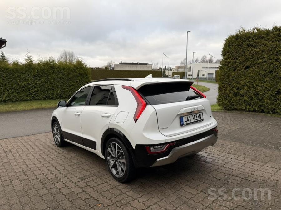 Balts Kia Niro 2024 Tallina, ar dzinēja tilpumu 1.60 L un nobraukumu 21 tūkst. km par 23900 €, foto 4 vietnē AUTOMOTO.COM.LV