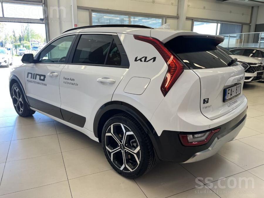 White Kia Niro 2025 in Riga, with an engine capacity of 1.60 L and mileage of 14 thousand km for 30900 €, photo 3 on AUTOMOTO.COM.LV