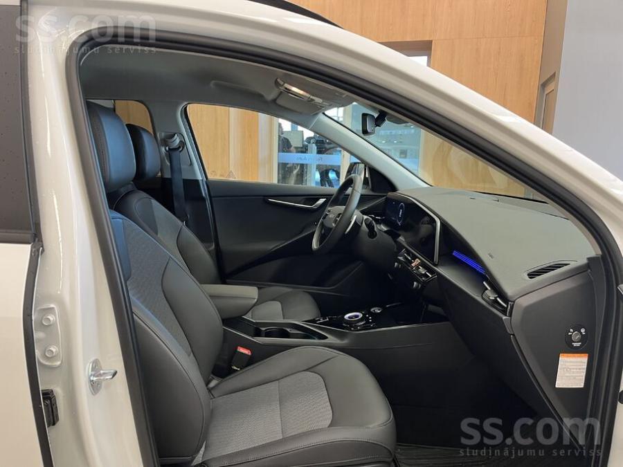 White Kia Niro 2025 in Riga, with an engine capacity of 1.60 L and mileage of 14 thousand km for 30900 €, photo 14 on AUTOMOTO.COM.LV