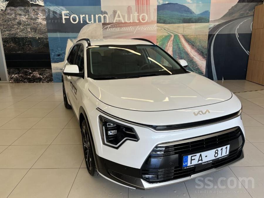Balts Kia Niro 2025 Rīga, ar dzinēja tilpumu 1.60 L un nobraukumu 14 tūkst. km par 29900 €, foto 1 vietnē AUTOMOTO.COM.LV