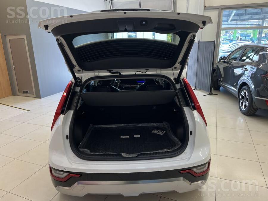 Balts Kia Niro 2025 Rīga, ar dzinēja tilpumu 1.60 L un nobraukumu 14 tūkst. km par 29900 €, foto 26 vietnē AUTOMOTO.COM.LV