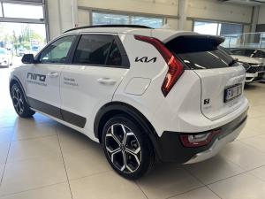 White Kia Niro 2025 in Riga, with an engine capacity of 1.60 L and mileage of 5 thousand km for 3090000 €, photo 3 on AUTOMOTO.COM.LV
