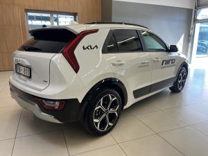White Kia Niro 2025 in Riga, with an engine capacity of 1.60 L and mileage of 5 thousand km for 3090000 €, photo 4 on AUTOMOTO.COM.LV