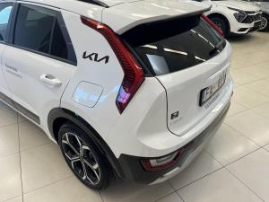White Kia Niro 2025 in Riga, with an engine capacity of 1.60 L and mileage of 5 thousand km for 3090000 €, photo 7 on AUTOMOTO.COM.LV