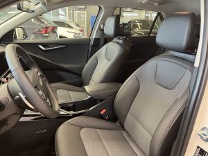 White Kia Niro 2025 in Riga, with an engine capacity of 1.60 L and mileage of 5 thousand km for 3090000 €, photo 10 on AUTOMOTO.COM.LV
