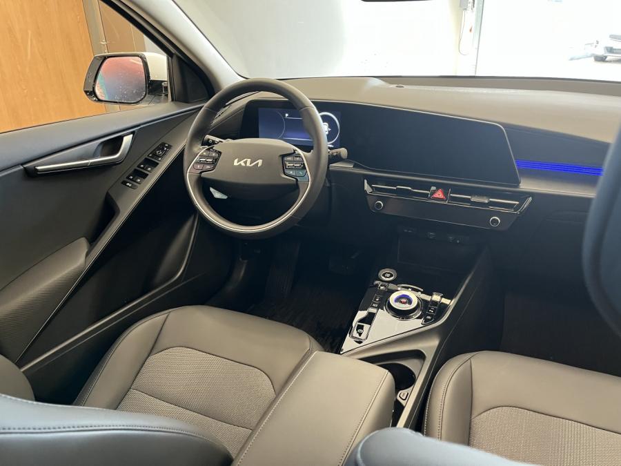 White Kia Niro 2025 in Riga, with an engine capacity of 1.60 L and mileage of 5 thousand km for 3090000 €, photo 15 on AUTOMOTO.COM.LV