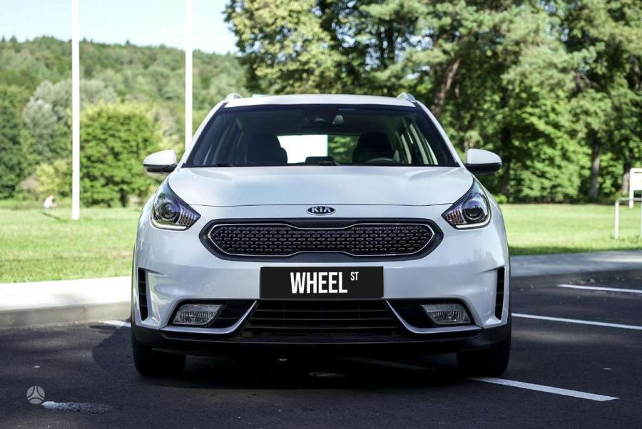 White Kia Niro 2018 in Vilnius, with an engine capacity of 1.58 L and mileage of 178 thousand km for 10800 €, photo 1 on AUTOMOTO.COM.LV