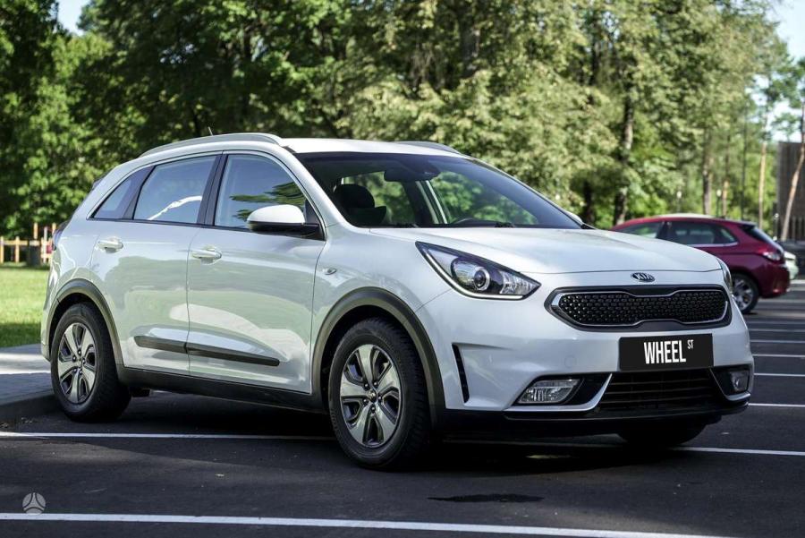 White Kia Niro 2018 in Vilnius, with an engine capacity of 1.58 L and mileage of 178 thousand km for 10800 €, photo 2 on AUTOMOTO.COM.LV