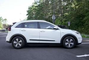 White Kia Niro 2018 in Vilnius, with an engine capacity of 1.58 L and mileage of 178 thousand km for 10800 €, photo 3 on AUTOMOTO.COM.LV