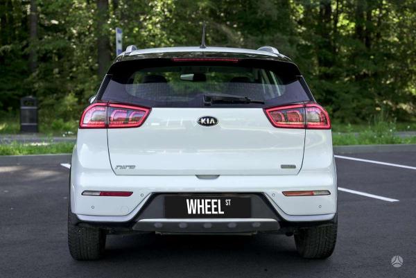 White Kia Niro 2018 in Vilnius, with an engine capacity of 1.58 L and mileage of 178 thousand km for 10800 €, photo 4 on AUTOMOTO.COM.LV