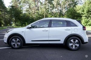 White Kia Niro 2018 in Vilnius, with an engine capacity of 1.58 L and mileage of 178 thousand km for 10800 €, photo 6 on AUTOMOTO.COM.LV