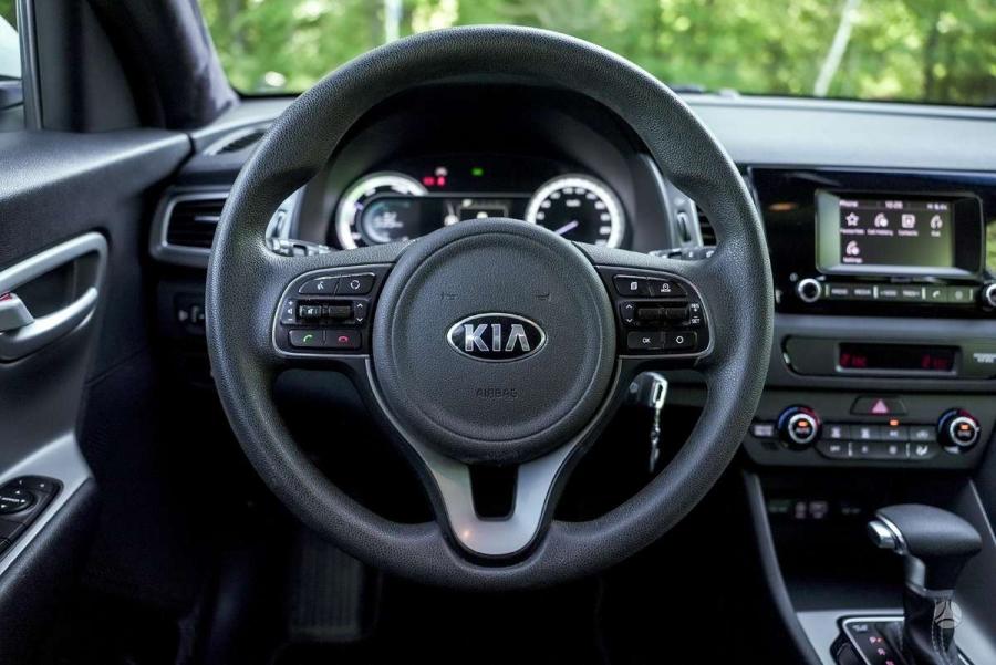 White Kia Niro 2018 in Vilnius, with an engine capacity of 1.58 L and mileage of 178 thousand km for 10800 €, photo 18 on AUTOMOTO.COM.LV