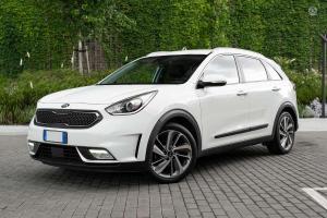White Kia Niro 2018 in Vilnius, with an engine capacity of 1.60 L and mileage of 134 thousand km for 11900 €, photo  on AUTOMOTO.COM.LV
