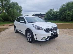 White Kia Niro 2019 in Panevezys, with an engine capacity of 1.60 L and mileage of 285 thousand km for 8590 €, photo 3 on AUTOMOTO.COM.LV