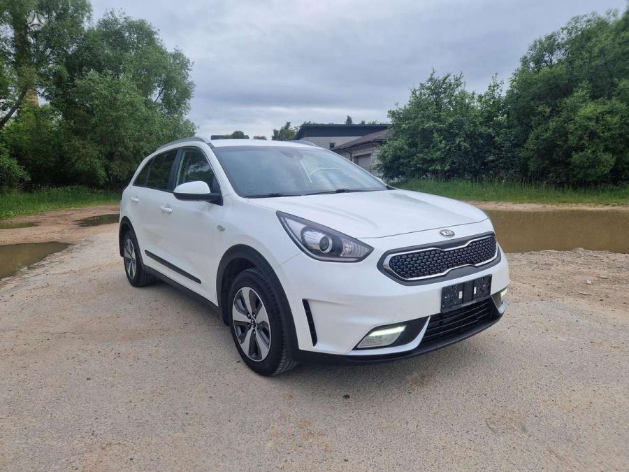 White Kia Niro 2019 in Panevezys, with an engine capacity of 1.60 L and mileage of 285 thousand km for 8590 €, photo 3 on AUTOMOTO.COM.LV