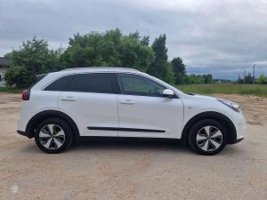 White Kia Niro 2019 in Panevezys, with an engine capacity of 1.60 L and mileage of 285 thousand km for 8590 €, photo 4 on AUTOMOTO.COM.LV