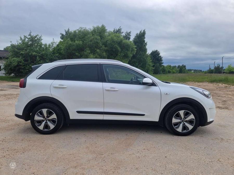 White Kia Niro 2019 in Panevezys, with an engine capacity of 1.60 L and mileage of 285 thousand km for 8590 €, photo 4 on AUTOMOTO.COM.LV