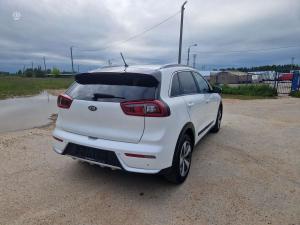 White Kia Niro 2019 in Panevezys, with an engine capacity of 1.60 L and mileage of 285 thousand km for 8590 €, photo 5 on AUTOMOTO.COM.LV