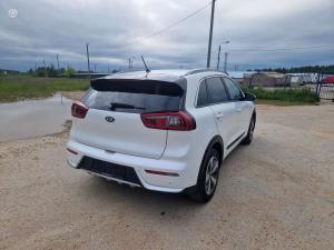 White Kia Niro 2019 in Panevezys, with an engine capacity of 1.60 L and mileage of 285 thousand km for 8590 €, photo 6 on AUTOMOTO.COM.LV