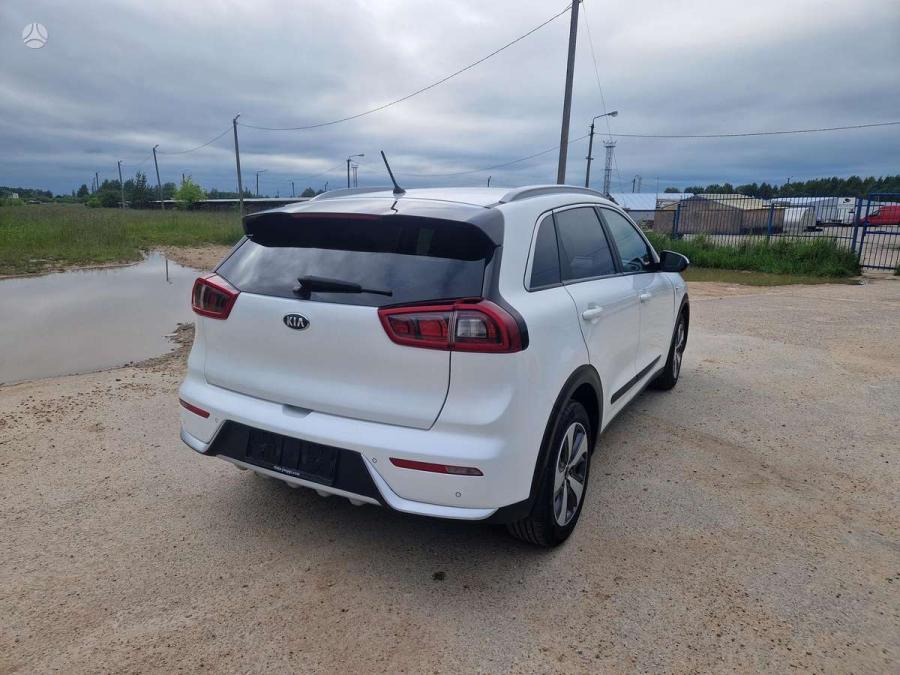 White Kia Niro 2019 in Panevezys, with an engine capacity of 1.60 L and mileage of 285 thousand km for 8590 €, photo 6 on AUTOMOTO.COM.LV