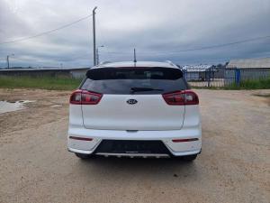White Kia Niro 2019 in Panevezys, with an engine capacity of 1.60 L and mileage of 285 thousand km for 8590 €, photo 7 on AUTOMOTO.COM.LV