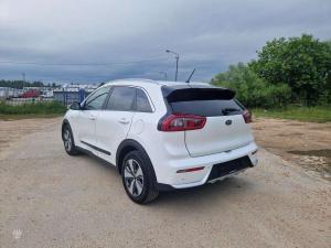 White Kia Niro 2019 in Panevezys, with an engine capacity of 1.60 L and mileage of 285 thousand km for 8590 €, photo 8 on AUTOMOTO.COM.LV