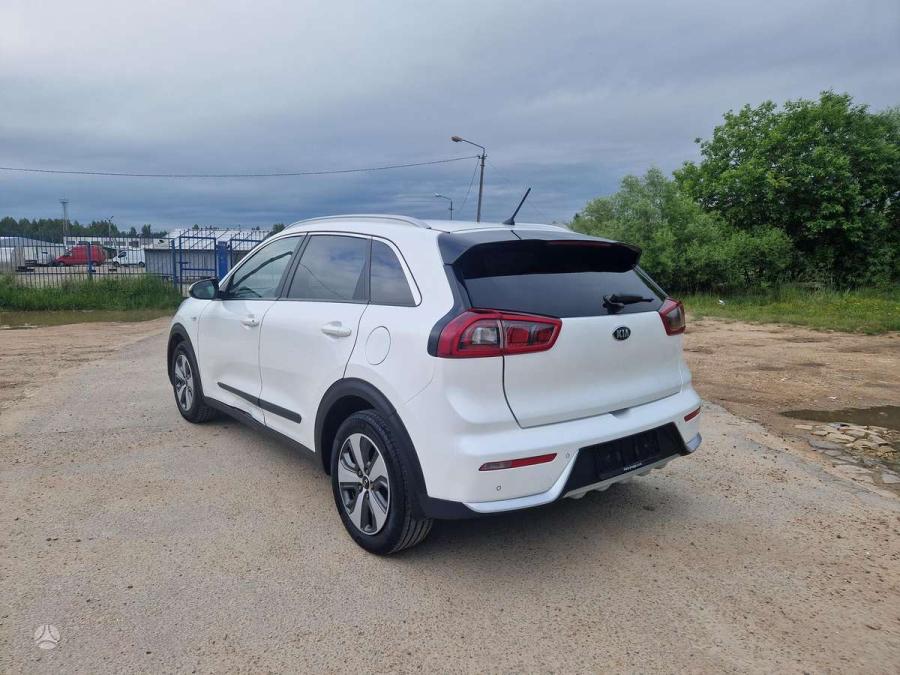 White Kia Niro 2019 in Panevezys, with an engine capacity of 1.60 L and mileage of 285 thousand km for 8590 €, photo 8 on AUTOMOTO.COM.LV