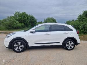 White Kia Niro 2019 in Panevezys, with an engine capacity of 1.60 L and mileage of 285 thousand km for 8590 €, photo 10 on AUTOMOTO.COM.LV