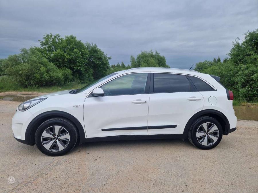 White Kia Niro 2019 in Panevezys, with an engine capacity of 1.60 L and mileage of 285 thousand km for 8590 €, photo 10 on AUTOMOTO.COM.LV