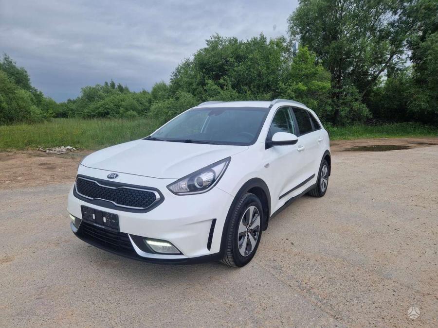 White Kia Niro 2019 in Panevezys, with an engine capacity of 1.60 L and mileage of 285 thousand km for 8590 €, photo 11 on AUTOMOTO.COM.LV